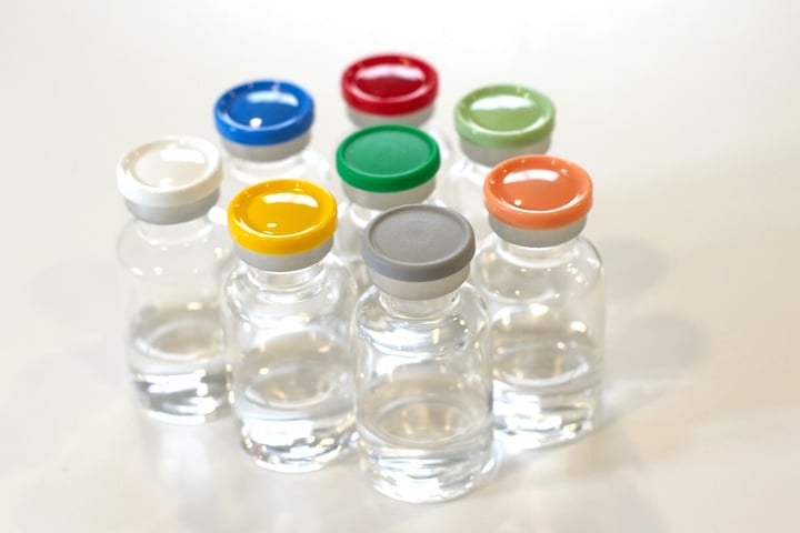 Combined aluminum/plastic caps